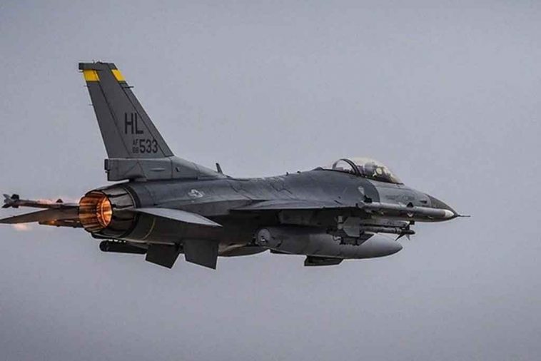 Un caza F-16 se estrella en instalación junto a base militar estadounidense en California ...