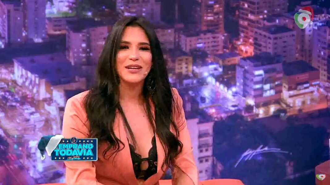 Nancy Medrano le muestra sus tatuajes a Jochy Santos