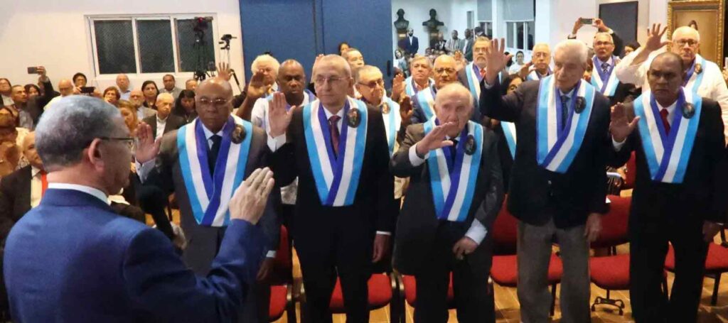 Instituto Duartiano condecora y desvela obras emblemáticas
