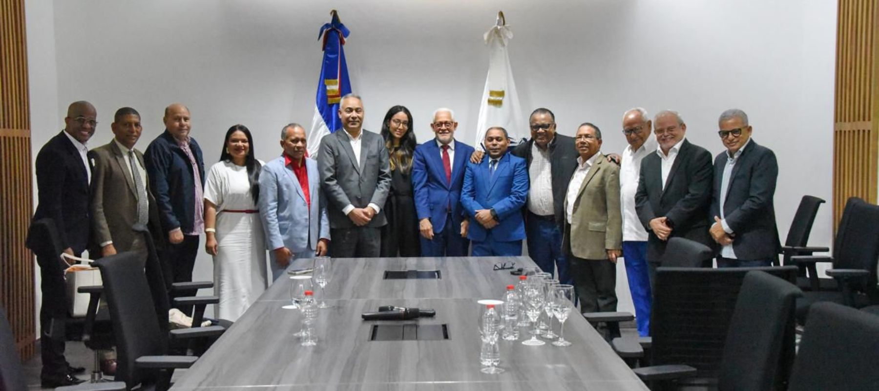 Roberto Angel Salcedo juramenta al nuevo presidente de la CNEPR - Color ...